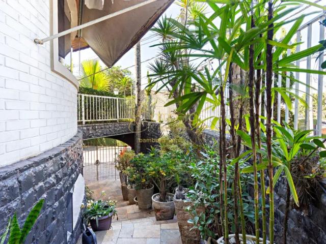 Jardim Leonor Casa Térrea com 4 Quartos, 3 Suítes, 455 m² de Terreno. Aceita Permuta!