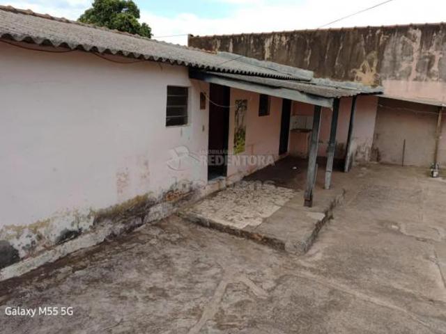 Jardim Santa Catarina Casa com 01 quarto, área de serviço e 02 vagas de garagem