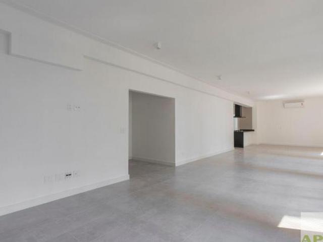 Jardim Paulista 3 Dormitórios, Suíte, 2 garagens, 225m²