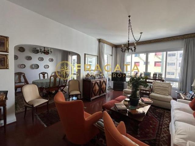 Jardim Paulista | 207m², Varanda, 2 Vagas Fixas e Planta Ampla