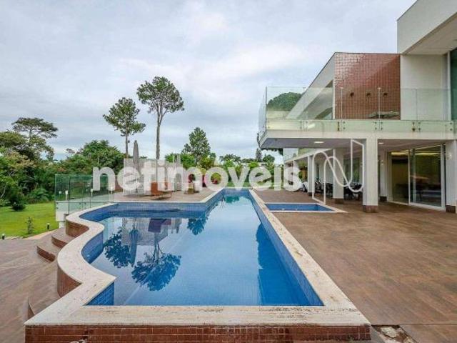 Jardim | Piscina | Amplo Estacionamento | Varanda | Sala de TV | Quartos Espaçosos | Mobilha