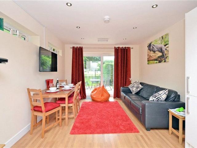 Jasmine Close, Woking, Surrey, GU21 3RQ