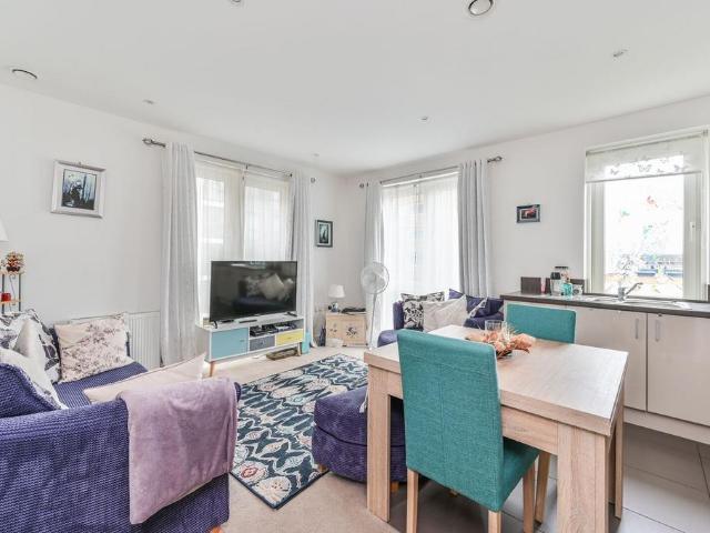 Jasmine House, Battersea, London, SW18 1 bed flat to rent £2,250 pcm £519 pw