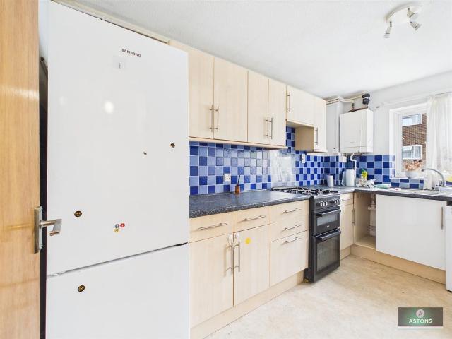 Javelin Court, Pound Hill RH10, 2 bed maisonette to rent, £1,250 pcm | PrimeLocation