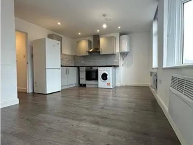 Jenny's Cafe, 126 Shenley Road, Borehamwood, WD6 1EF, United Kingdom | 2 bed apartment for rent #166439672 | Rentberry
