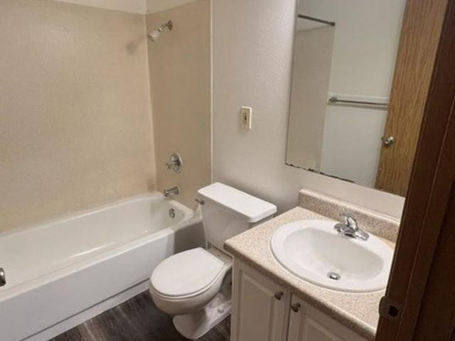 Jefferson Court 2 Bedroom Apartment for Rent at 10301 Greenwood Ave N, Seattle, WA 98133 Greenwood