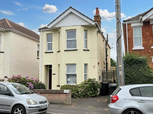 Jefferson Avenue, Bournemouth BH1 3 bed flat to rent £1,750 pcm £404 pw