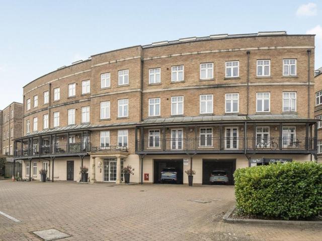 Jefferson Place, Bromley, Kent, BR2 2 bed flat to rent £1,750 pcm £404 pw