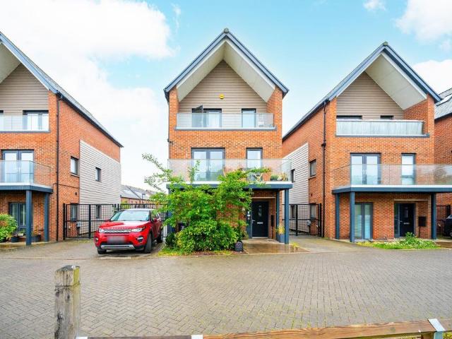 Jelley Way, Westfield, Woking, GU22 4 bed semi detached house to rent £3,000 pcm £692 pw