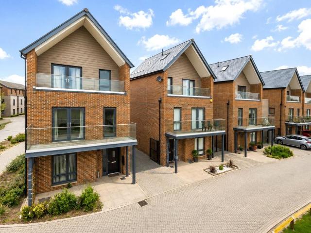 Jelley Way, Woking, Surrey, GU22 4 bed detached house to rent £2,950 pcm £681 pw