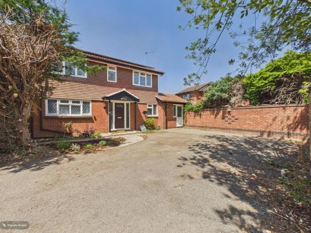 Jersey Close, Chertsey, Surrey, KT16 4 bed detached house to rent £2,600 pcm £600 pw