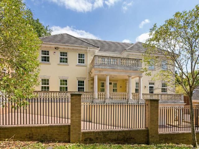 Jersey Place, Sunningdale, Ascot. 5 bed detached house to rent £7,985 pcm £1,843 pw