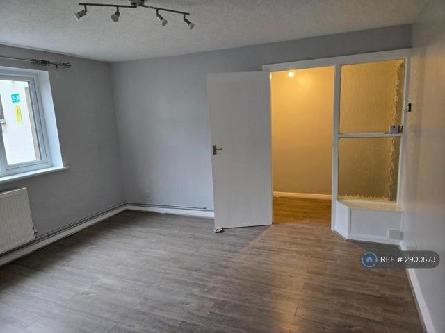 Jersey Road, Hounslow, TW3 2 bed flat to rent £1,850 pcm £427 pw
