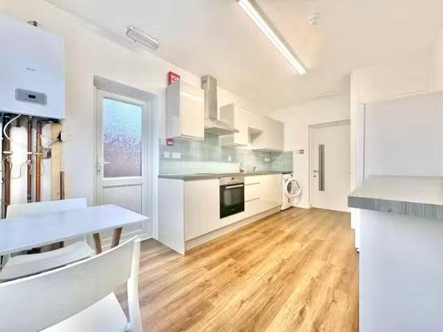 Jersey Road, Hounslow, TW3 4BQ