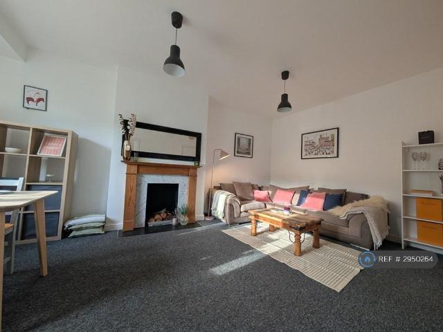 Jersey Road, London, SW17 3 bed flat to rent £2,700 pcm £623 pw