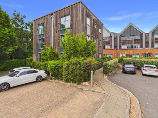 Jessamy Road, Weybridge 1 bed apartment to rent £1,550 pcm £358 pw