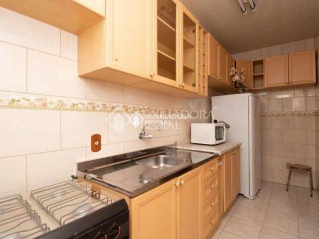 JK Dormitório/Living com cama,armários e sofá, cozinha com pia, fogão, geladeira, armários e micr