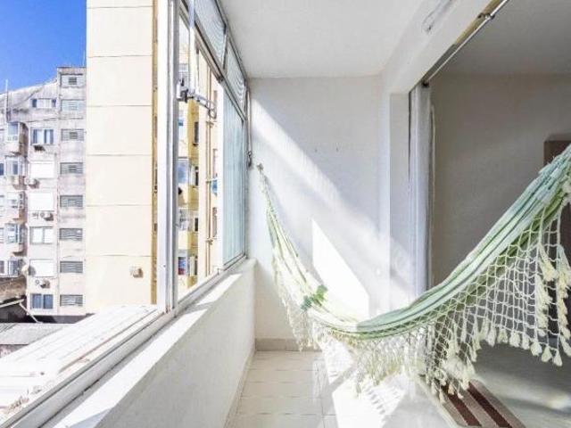 JK mobiliado com sacada e vista na Borges de Medeiros no Centro Historico