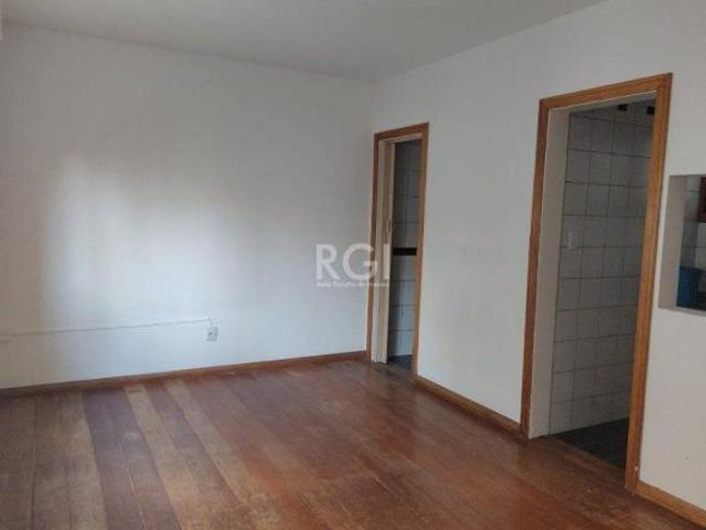 JK no Centro Histórico de Porto Alegre, com 26,01 m², cozinha com pia e armários, banheiro com box