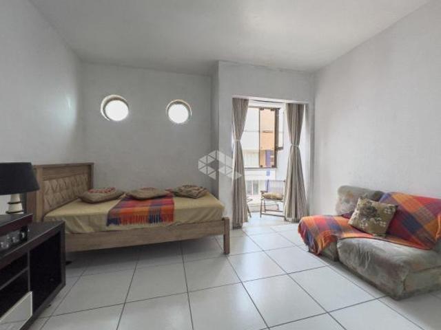 JK/Loft/Kitnet mobiliado com sacada de frente no Centro de Capão da Canoa