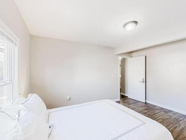 Jonesboro Home, a 5 mins drive to transit stop Brands Mart Park and Ride