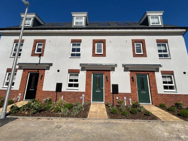 Jonquil Road, Rugby, Warwickshire, CV22 4 bed terraced house to rent £1,625 pcm £375 pw