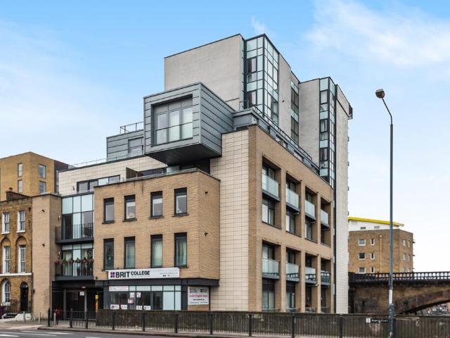 John Nash Mews, London, E14 2 bed flat to rent £2,400 pcm £554 pw