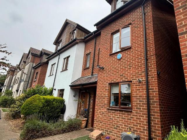 John North Close, High Wycombe. 4 bed terraced house to rent £2,400 pcm £554 pw