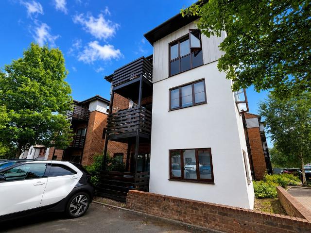 John North Close, High Wycombe HP11, 2 bed flat to rent, £1,500 pcm | PrimeLocation
