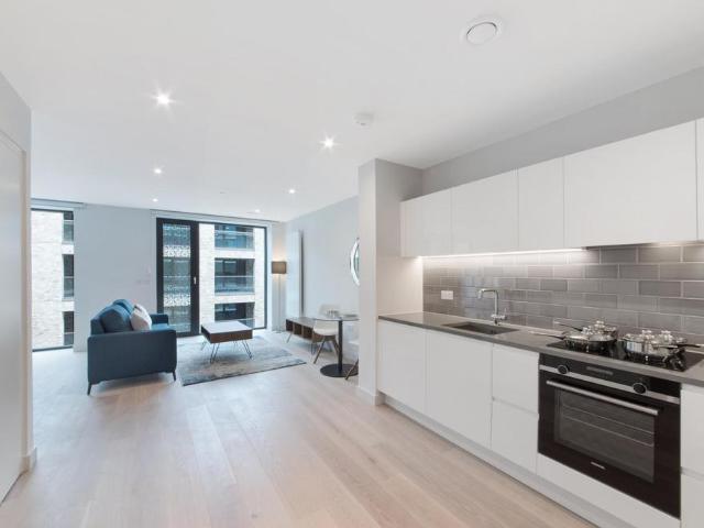 John Cabot House, Royal Wharf. Studio to rent £1,898 pcm £438 pw