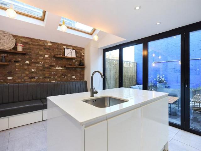 John Campbell Road, Dalston, N16 4 bed terraced house to rent £8,000 pcm £1,846 pw