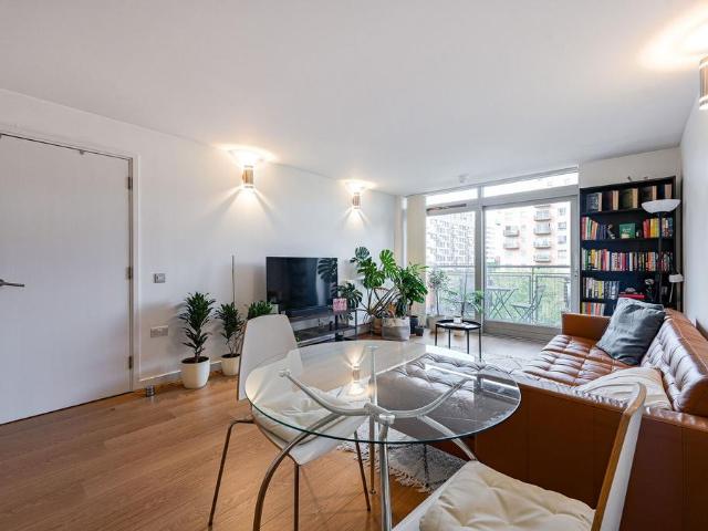 John Harrison Way, Greenwich. 2 bed flat to rent £2,200 pcm £508 pw