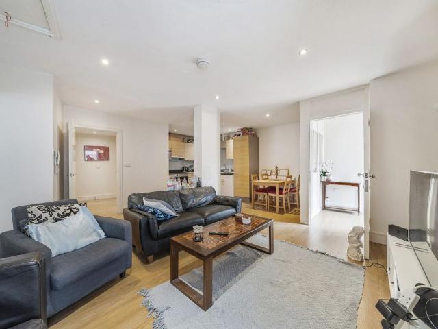 John Ruskin Street, London SE5, 3 bed flat to rent, £3,300 pcm | PrimeLocation