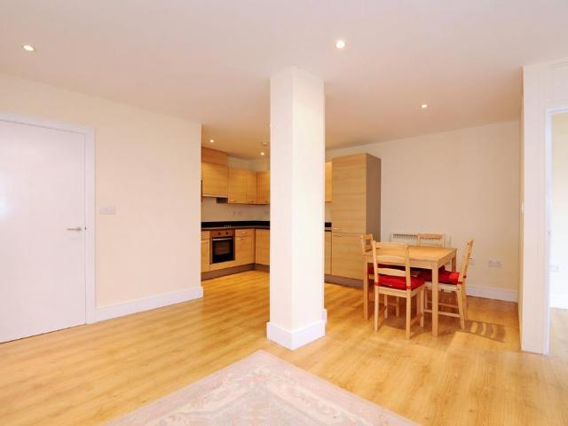 John Ruskin Street, London, SE5 3 bed flat to rent £3,300 pcm £762 pw