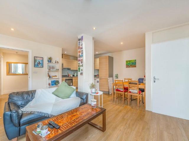 John Ruskin Street, London SE5 3 bed flat to rent £3,300 pcm £762 pw