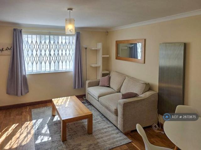 John Silkin Lane, London, SE8 2 bed flat to rent £1,850 pcm £427 pw