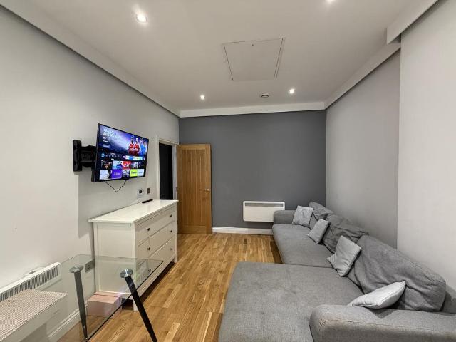 John William Street, HUDDERSFIELD 2 bed apartment to rent £1,050 pcm £242 pw