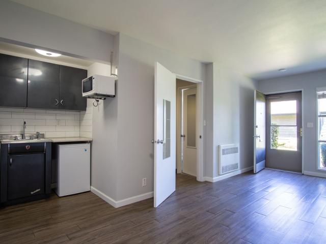 John's Landing: Mid Century Studio w/ Walk Through Closet!