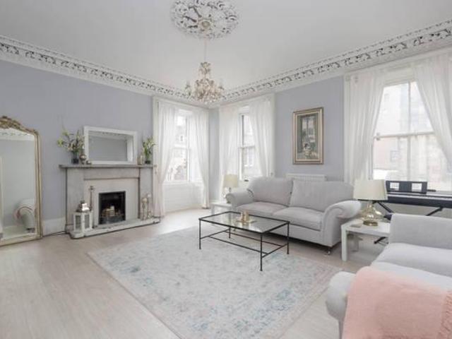 Johnston Terrace, Old Town. 2 bed flat to rent £2,000 pcm £462 pw