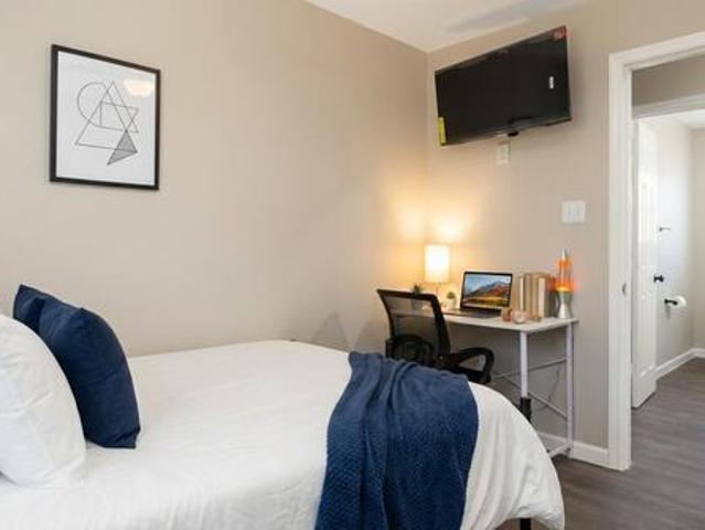 Join a residence catered to focused, working professionals. Secure a quality living space that offers more than just the basics! All Inclusive Utilities • 1Gig Fiber WiFi • Kitchen with Brand New Appliances Top Rated Dallas Host