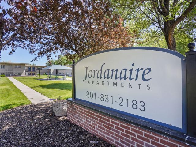 Jordanaire Apartments