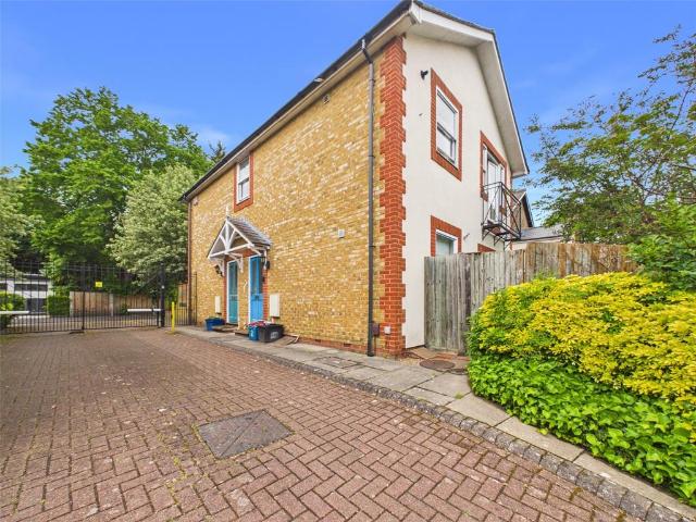 Jordans Mews, Twickenham 2 bed apartment to rent £2,200 pcm £508 pw