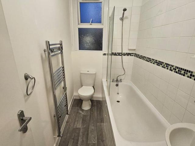 Joscoyne House, Philpot Street. 1 bed flat to rent £1,700 pcm £392 pw