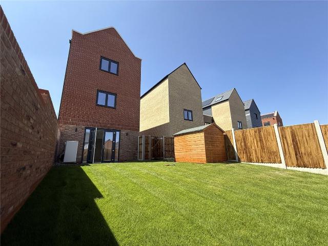 Joseph Ward Close, Chelmsford, Essex CM1, 3 bed detached house to rent, £2,595 pcm | PrimeLocation