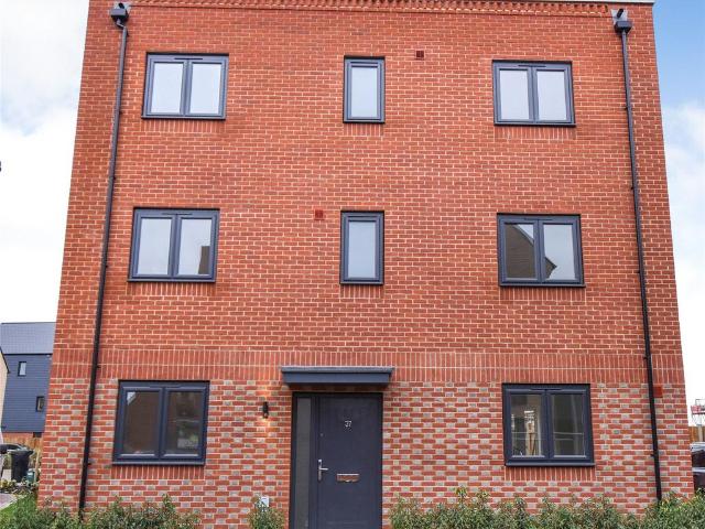 Joseph Ward Close, Chelmsford, Essex. 3 bed detached house to rent £2,450 pcm £565 pw