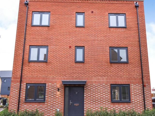 Joseph Ward Close, Chelmsford, Essex. 3 bed detached house to rent £2,450 pcm £565 pw