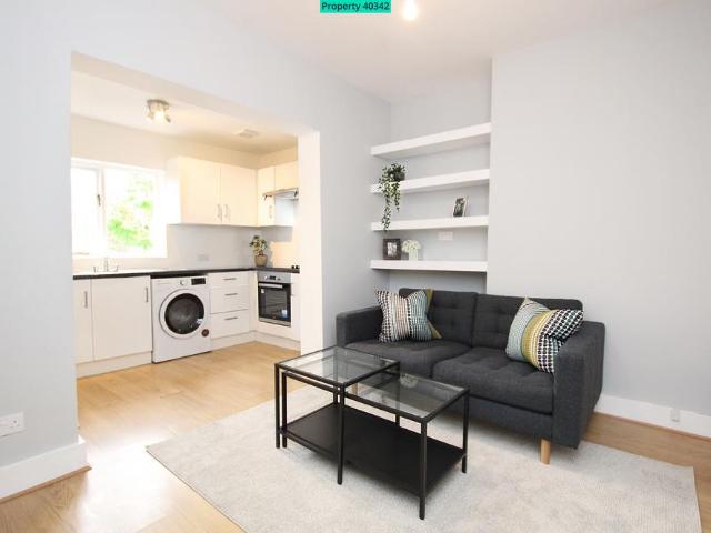 Josephine Avenue, London, SW2 2LA 2 bed flat to rent £2,100 pcm £485 pw