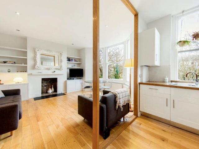 Josephine Avenue, SW2 2 bed flat to rent £2,496 pcm £576 pw