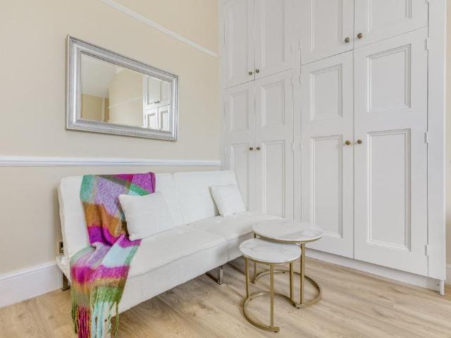 Joubert Mansions, Jubilee Place. Studio to rent £2,300 pcm £531 pw