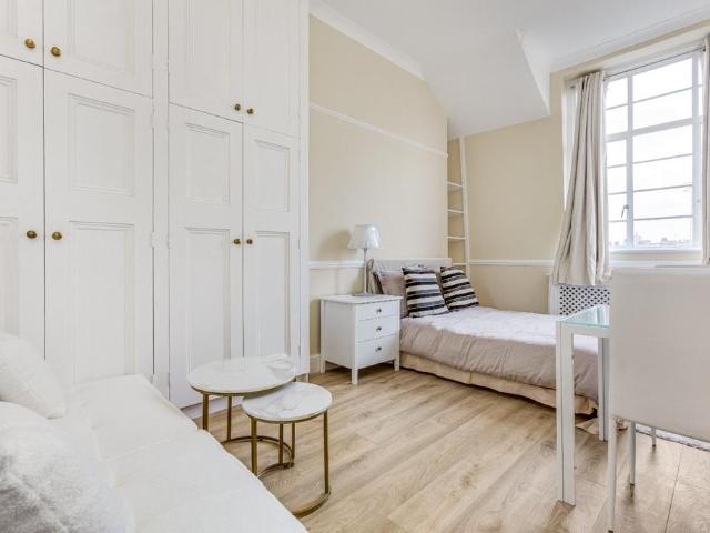 Joubert Mansions, Jubilee Place. Studio to rent £2,300 pcm £531 pw